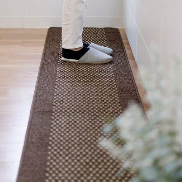 毛羽が出る、ほつれる、乾きにくいといった欠点を改良した洗濯機で丸洗いできる日本製キッチンマット。 汚れが落ちやすく洗濯後の乾きも早い、使いやすいキッチンマットです。優踏生シリーズで好評の、裏ゴムはメーカー従来品比5倍もの耐久性。すべり止め加...