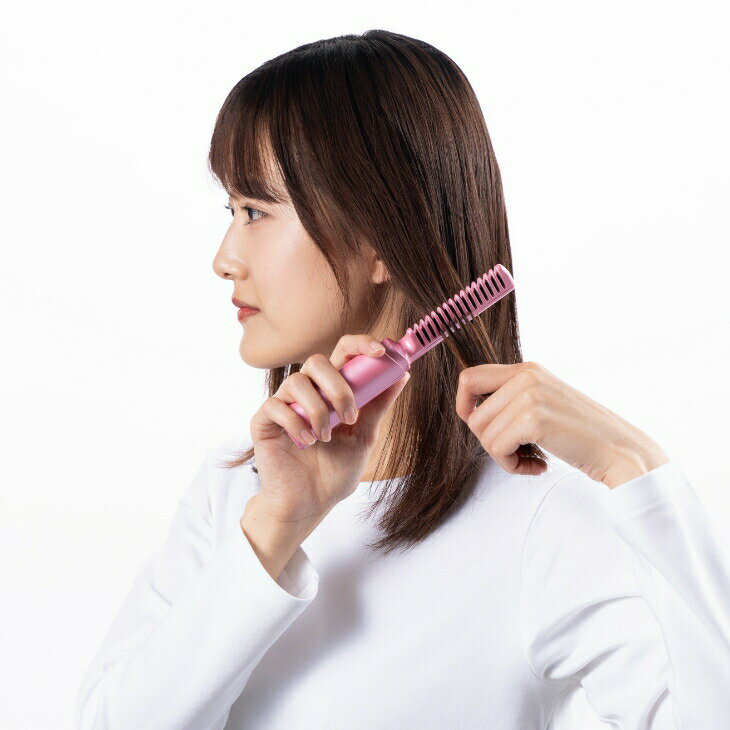 忙しい朝の「寝癖直し」を劇的にラクに！とかすだけで整うコードレスヘアブラシ 「毎朝のアイロンがけが面倒」「出先でもサッと前髪を直したい」「アイロンで火傷をするのが怖い」そんなお悩みを一気に解決する、ブラシ型のコードレスヘアアイロンです。普通...