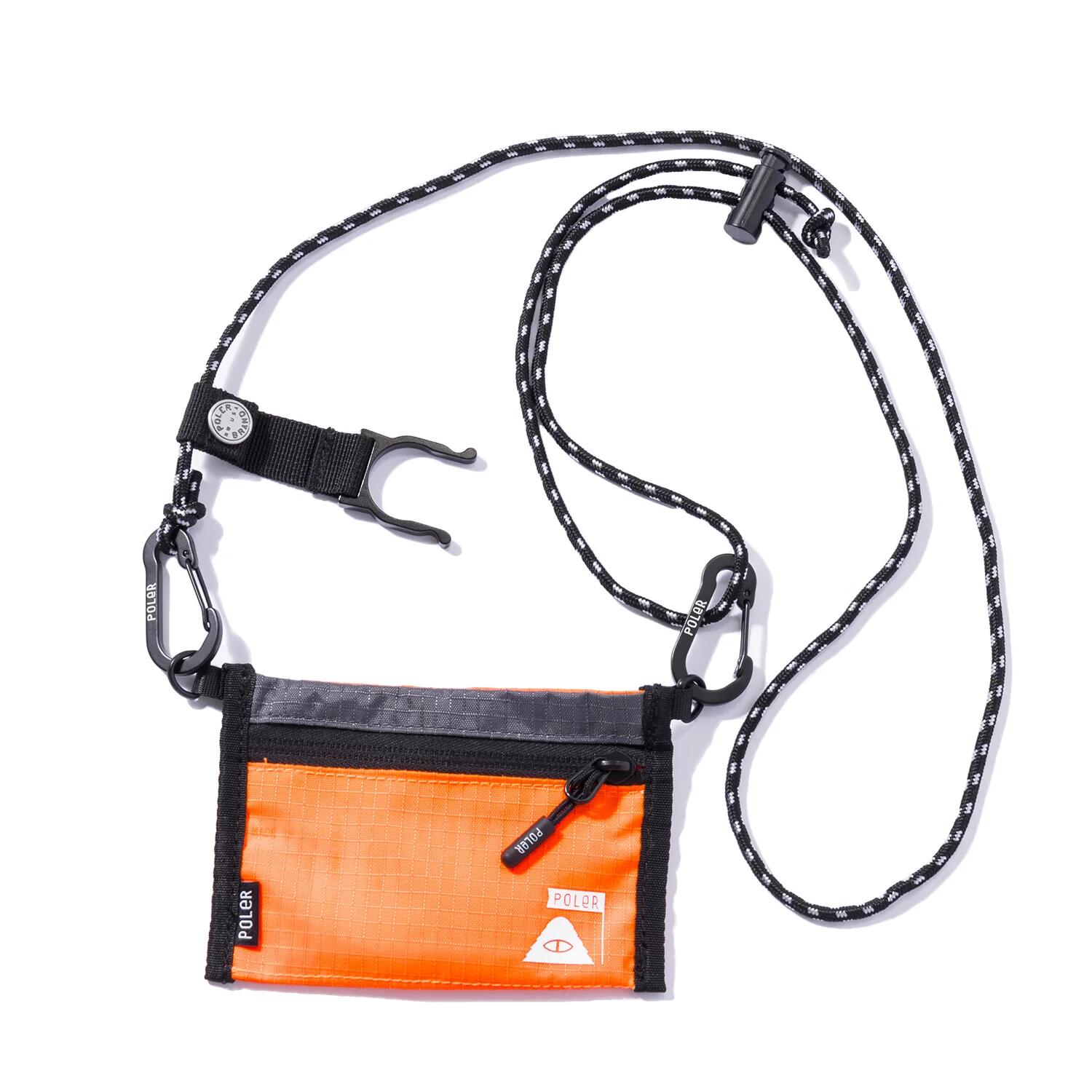商品情報縦10cm横14cm奥行き5cm素材ポリエステル100%STUFFABLE DRINK POUCH 一見すると小銭入れだが、ドリンクの缶やボトルを入れて持ち運ぶことができるユニークなポーチ。 長めのボトルも専用のストッパーがあるので...