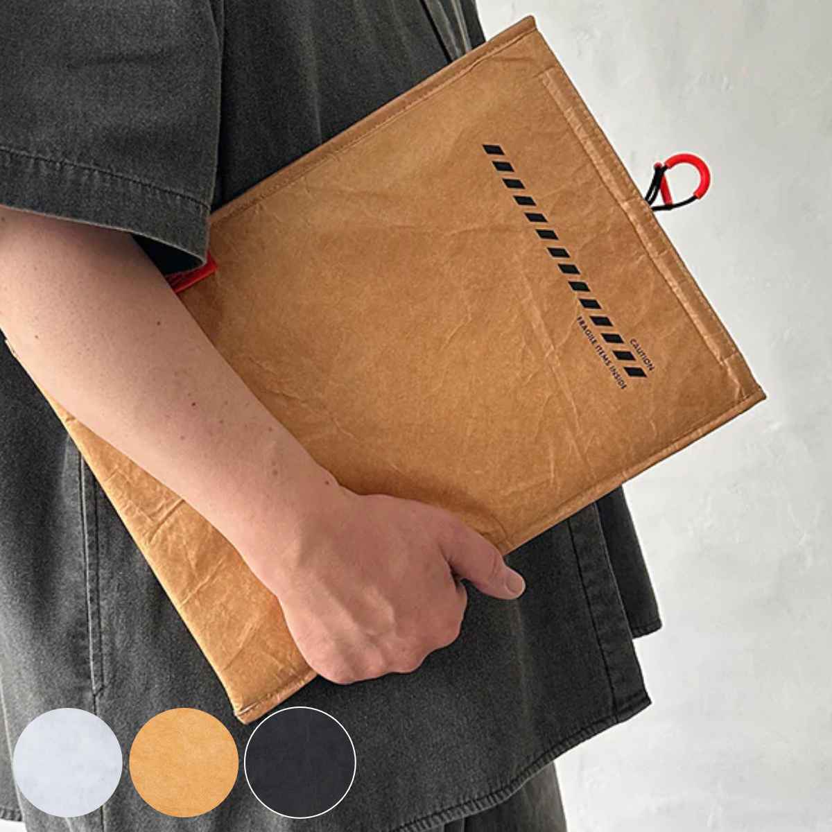 サイズ約 奥行26×高さ35（cm）内容量1個材質ポリエチレン種類ホワイト、ナチュラル、ブラック生産国中国製区分返品・キャンセル区分（小型商品）ギフトラッピングページを見るパソコンケース ポリエチレン 軽量 シンプルおすすめポイント衝撃や傷...