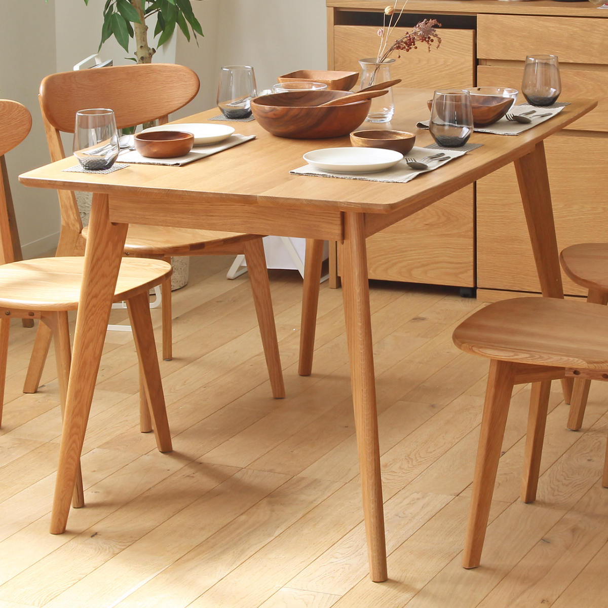 サイズ約 幅135×奥行80×高さ71（cm）内容量1台材質本体：天然木オーク材、PU塗装生産国中国製天板耐荷重約30kg組立状態お客様組立品備考※天然木を使用しているため、木目や節の位置、木肌の色味などが一点ごとに異なります。区分返品・キ...