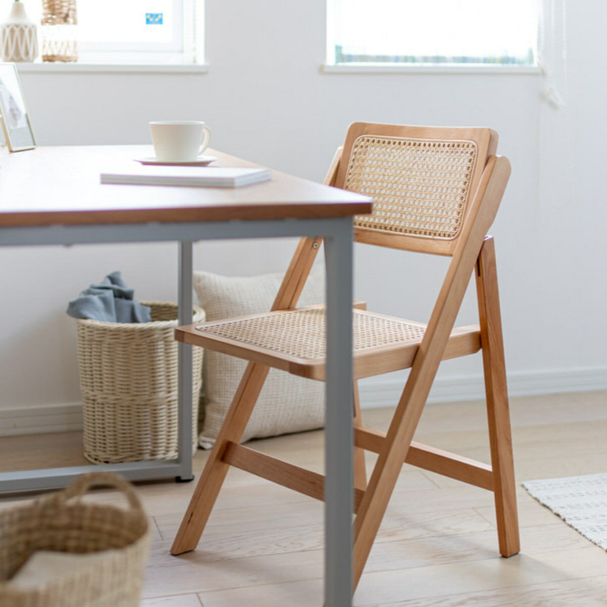 サイズ約 幅42×奥行49×高さ78（cm）座面高：約 41.5（cm）折りたたみ時：約 幅42×奥行10.5×高さ89.5（cm）内容量1脚付属品：タッセル1個、傷防止フェルト材質フレーム：天然木（ビーチ）座面：天然木（ラタン）、ナイロン...