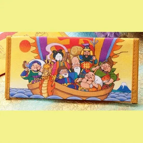 【メーカーよりの直送品の為、キャンセル不可、他の商品との同梱不可】 ・幸運パワーみなぎる宝船に乗った七福神。 ・お金や宝くじ、馬券等をこのケースに入れて当選発表まで願いを込めて大切に保管しましょう！ ・内部は、縁起の良い黄色♪ ＊宝くじやお...