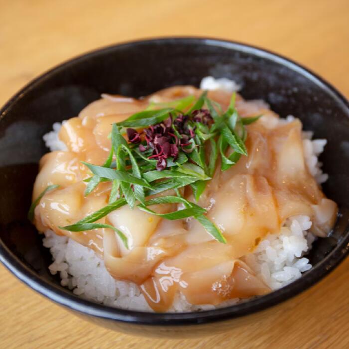 【原材料】イカ(福井県産)、焼きあごつゆ(原材料名 醤油、砂糖、食塩、たん白加水分解物、焼きとびうおエキス、鰹節エキス、醸造酢、酵母エキス、しいたけエキス粉末)、砂糖、柚子胡椒/調味料(アミノ酸等)、アルコール、増粘多糖類、(一部に大豆・イ...