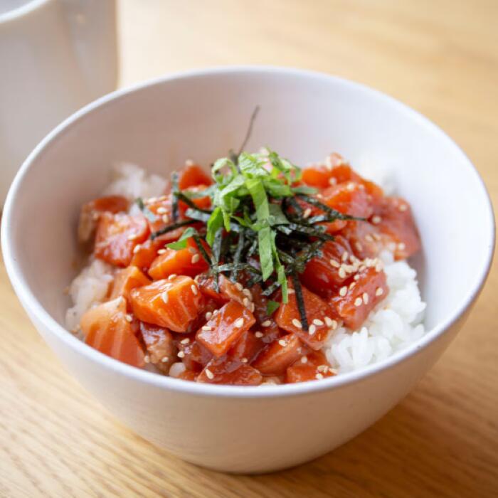 【原材料】養殖サーモン(福井県)、焼きあごつゆ(醤油、砂糖、食塩、たん白加水分解物、焼とびうおエキス、鰹節エキス、醸造酢、酵母エキス、しいたけエキス粉末)、砂糖、にんにく/調味料(コチジャン)、アルコール、(一部にサケ・大豆・小麦を含む) ...