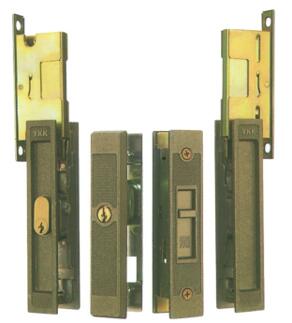 ・フロントサイズ　召合錠：134×28mm　　 　　　　　　　戸先錠化粧座：142×26mm　 　　　　　　　戸先錠ケース：112×16mm ・ビスピッチ　100mm　化粧座127mm　ケース95mm ・扉厚　24～30mm ・子鍵3本付き