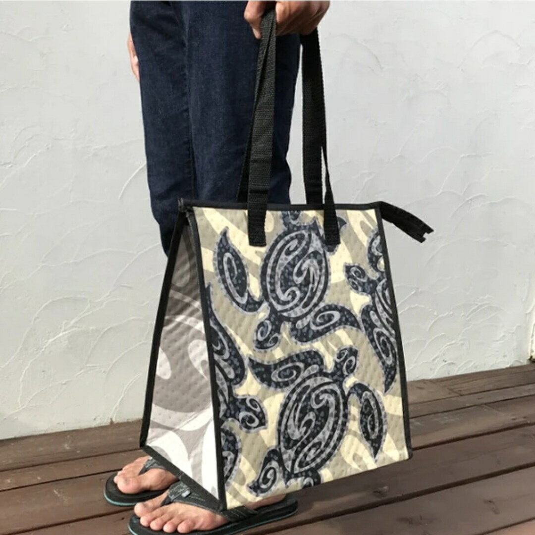 【ハワイ直輸入!! HOLO HOLO 保冷バッグ トライバルホヌ】保冷バッグ 大きめ マイバッグ 買い物袋 鞄 ハワイ ハワイアン雑貨 お土産 保冷 保温 ハワイ 保冷バッグ 大きめ マイバッグ 買い物袋 エコバッグ レジバッグ トートバ...