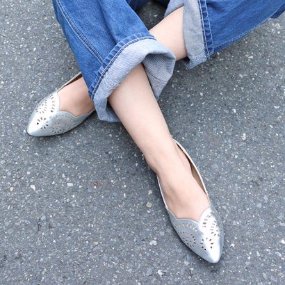 ◇LiBERTYDOLL 履いた時のシルエットがきれいなカットワークフラットパンプス/5574 。◆[素材.形.特徴]Libertydollよりカットワークパンプスが登場。つま先に施されたレースのようなカッティングが可憐な印象を与えます。程...