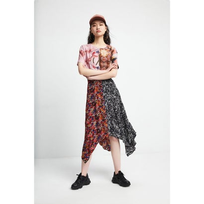 ◇身長173cm B83 W59 H87/モデル着用サイズM左右非対称でパッチワークプリントが異なる半袖ワンピース。上部はシフォンのブラウスとウォッシュ加工を施したシャツを組み合わせ、幅広のスカートはスモッキング刺繍のゴムウエストで、2種類...
