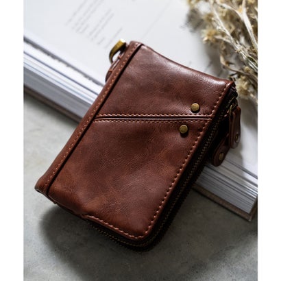 全体にステッチやスタッズを綺麗に配置することで、シンプルさを損なわない2つ折り財布。 ファスナー付属ポケットが2ヵ所あります。 小銭を分けて入れておくのにピッタリ！ クレジットカードや交通ICカード、免許証、ポイントカードなど10枚以上入る...