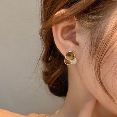 小ぶりで女性らしさのある、ヒョウ柄デザインのピアスが登場。丸みのあるシルエットで、耳元に女性らしい上品な印象を与えてくれます。サイズ感の可愛いパーツの中にデザインされた優しい色味のヒョウ柄は、さりげなさが可愛い♪小ぶりで取り入れやすく、様々...