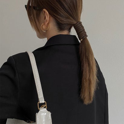 これ1つで簡単に流行のスタイルに♪グルグル巻きつけるだけで、簡単にオシャレにヘアアレンジ出来ちゃいます。アレンジの幅を広げてくれる、脱マンネリの万能アイテムです。素材：合成皮革+合金カラー：ブラック/キャメル/ブラウン全長：約81cm生産国...
