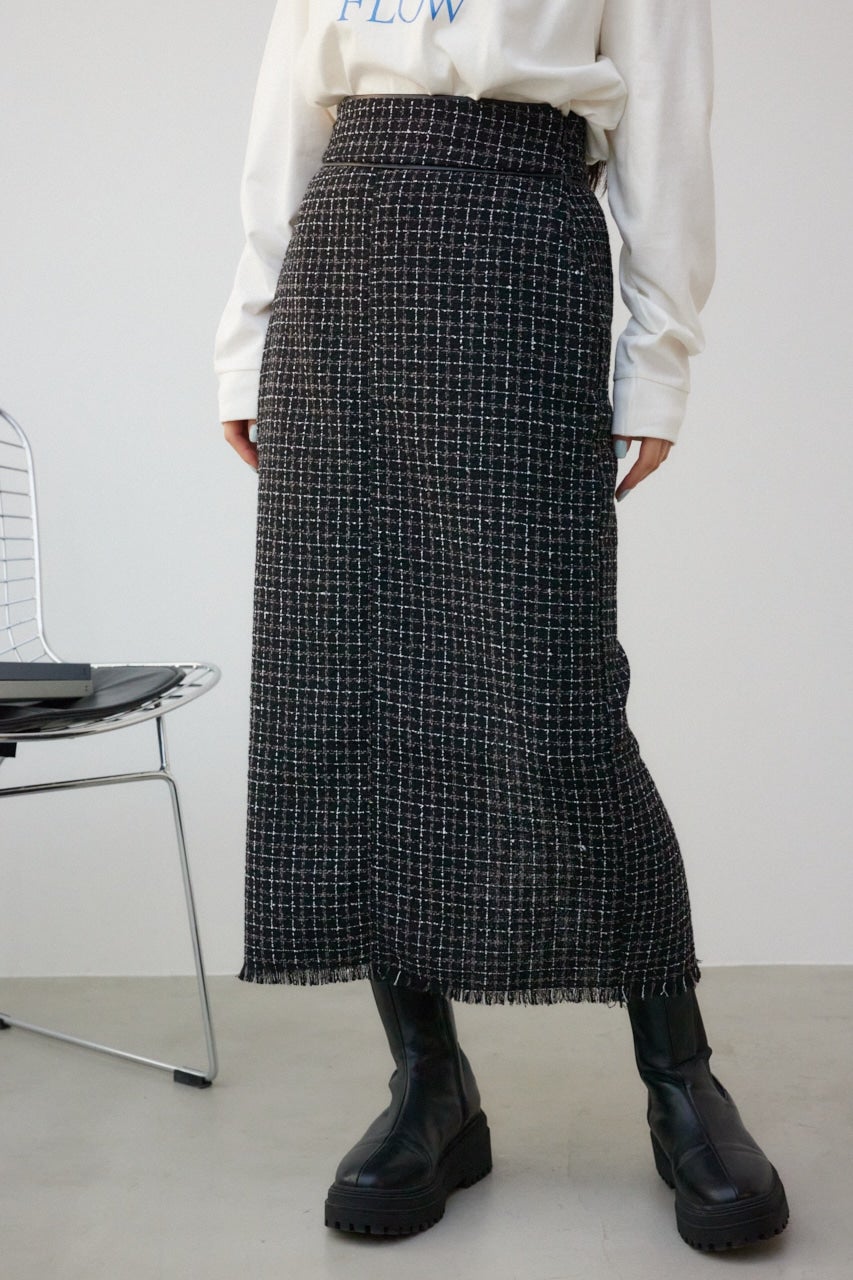2024 Spring&Summer item ・異なる太さの糸を組み合わせた表面感のあるツイード素材。オリジナルのチェック柄がカジュアル感とトレンド感を兼ね備えた素材です。 ・AZULオリジナルのツイードチェック素材のタイトスカートです。...