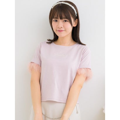〈袖のマラボーデザインで、思わず触りたくなっちゃうコーデに〉▼デザイン夏に大活躍の半袖Tシャツ！定番で使いやすい胸にワンポイント刺繍のデザイン。袖には取外し可能なマラボーファーがついていて、デザイン性も抜群◎場面によってスタイルを変えられる...