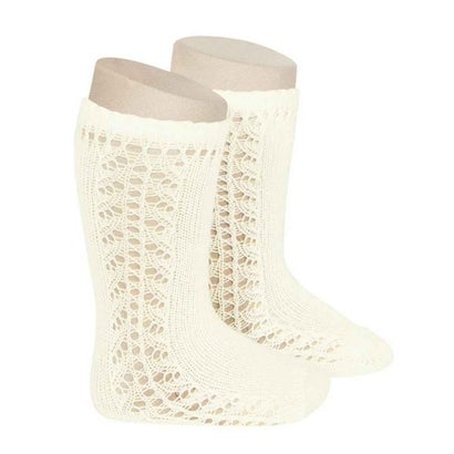 【デザイン】●4〜5、6〜7歳サイズの子供用靴下です。●サイドに入った透しがキュートで人気のモデルです。●糸作り・色作り・縫製など、全ての行程がスペインのバルセロナにある地中海沿いの自社アトリエで作られています。●常に肌に触れるものだから、...