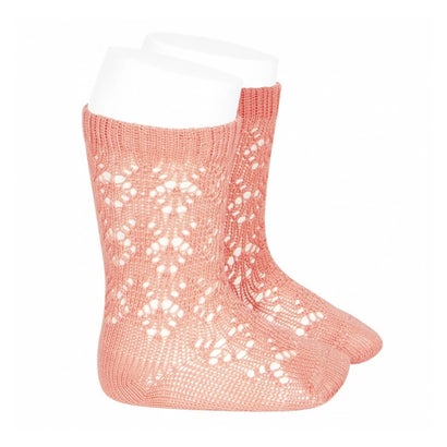 【デザイン】●可愛らしい透かし編みのデザインが全面に施された靴下です。●春夏にぴったりの爽やかなお色です。●柔らかく伸縮性があるのでお子様のお肌に優しい履き心地です。●少々の成長や体型に関わらず長く履いていただけます。●お祝いなどの贈り物に...