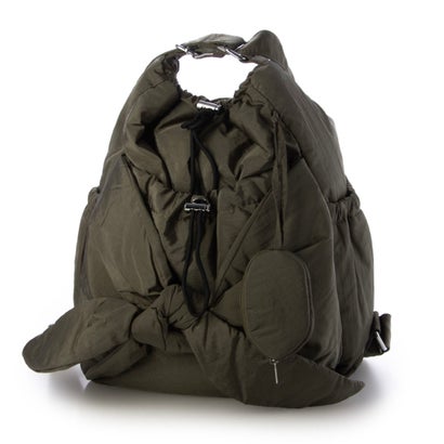 ゆるっとふわっとしたシルエットに中綿入りのぷっくり感が可愛いリボン3Wayバッグ。1つのBAGでリュック、トートBAG、肩掛けの3Wayで使える仕様になり、コーディネートにも幅が広がります。、重さも軽く、前面には大容量のポケット、側面ポケッ...