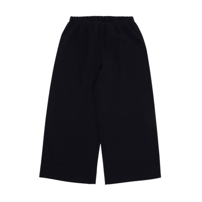 ゆったりとしたシルエットが特徴のキッズ用ワイドパンツです。ウエストは総ゴム仕様で着脱が簡単、快適なはき心地を実現します。シンプルなデザインなのでトップスを選ばず、幅広いコーディネートにマッチ。通園からお出かけまでデイリーに活躍する便利なアイ...