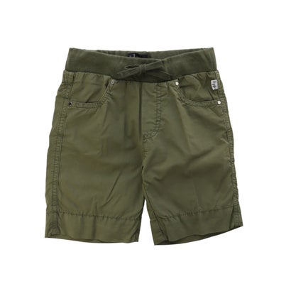 ウエストリボンが可愛らしいアクセントになったキッズ用ショートパンツです。総ゴム仕様で着脱が簡単、快適なフィット感を実現します。両サイドにはポケットがあり、実用性も抜群。シンプルなデザインでデイリーからお出かけまで幅広く活躍するアイテムです。...