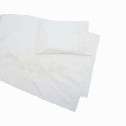繊細な刺繍が施された上品なベビー用寝具セット。やわらかな肌触りのコットン素材で、赤ちゃんをやさしく包み込みます。枕と掛け布団、シーツがセットになっており、ギフトにもぴったり。シンプルながらも高級感のあるデザインで、長く愛用できるアイテムです...