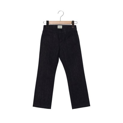 すっきりとしたシルエットが魅力のストレートデニムパンツ。どんなトップスにも合わせやすいベーシックなデザインで、デイリーに活躍します。程よいフィット感がありながら動きやすく、快適な履き心地。カジュアルにもきれいめにも使える万能な一本です。※当...