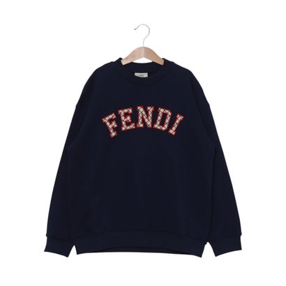 フロントのロゴデザインが印象的なキッズ用スウェット。ネイビーカラーに映える赤のチェックロゴがアクセントになっています。柔らかな裏起毛素材であたたかく、デイリーに快適な着心地。カジュアルスタイルに取り入れるだけで、おしゃれに決まる一枚です。※...