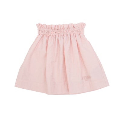 ギャザーウエストが可愛らしいフレアスカートです。ウエスト部分のフリルデザインがポイントで、トップスをインしてもバランスよく決まります。軽やかな素材感で動きやすく、デイリーからお出かけまで活躍。シンプルながらも上品な印象を与える一枚です。※当...