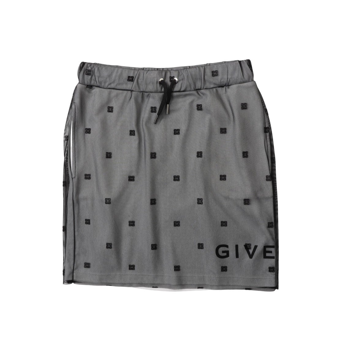 ブランドロゴが全面に施されたチュール素材のスカートです。繊細な透け感のあるチュールの下には、やわらかな裏地を重ねて着心地にも配慮しています。ウエストはゴム仕様でフィット感があり、スポーティな印象をプラスするドローストリングがアクセント。カジ...