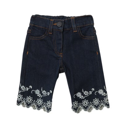 裾のスカラップ刺繍が可愛らしいデニムハーフパンツ。フラワーモチーフの刺繍がアクセントになり、カジュアルな中にもフェミニンな印象をプラスします。伸縮性のある柔らかな素材で動きやすく、アクティブなシーンにもぴったり。デイリー使いに最適な万能アイ...