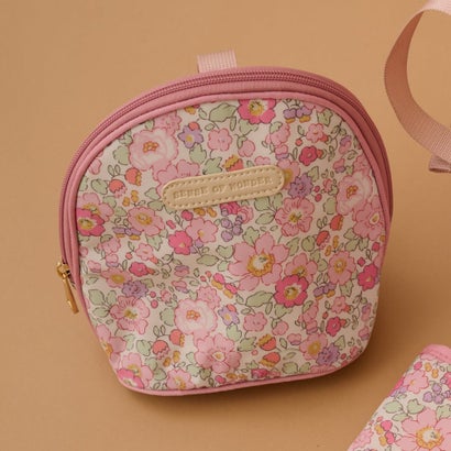 個性的な総柄がかわいいリバティファブリックスのマグケースです。お出かけやお外遊びに欠かせない、マグカップの持ち運びに役立ちます。ベルト部分はバックル仕様のため、バッグやベビーカーへの取りつけも可能。内側はアルミコーティングになっており、保温...