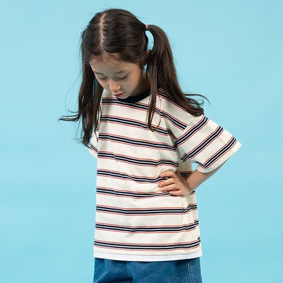 マルチカラーのボーダーを使った半袖Tシャツ。パキッとしたカラーが目をひいて男の子でも女の子でも可愛い、ユニセックアイテム。裾からはTシャツを重ね着している様なレイヤードの仕様になっており、一枚で着用しても決まる人気のデザインです。襟は、スト...
