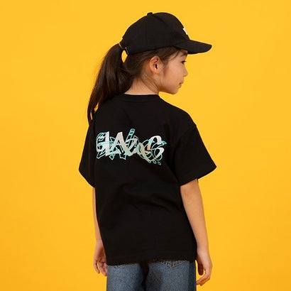 生地はしっかりとした厚みのあるヘビーウエイト天竺を使用。身幅が広めなシルエットですが、丈は長すぎないのですっきりと着ることができ、今っぽい着こなしが楽しめます。90sストリート感のあるグラフィティロゴがとてもかっこいいです！ゆったりとしたシ...