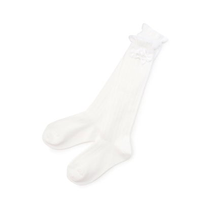 やさしい輝きのラメリボンを添えたハイソックスです。本体は透かしのストライプ柄で軽やかな印象に仕上げています。まだ肌寒さを感じる春先のコーディネートに合わせやすい、メゾピアノの定番アイテムです。【リンク】お揃い品番：6361435【製品寸法】...
