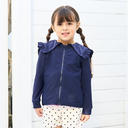 セーラーカラーが印象的なラッシュガードです。フリルで縁取られた大きめの衿が、華やかな雰囲気を演出します。後衿にはさりげなくブランドロゴ刺しゅう入りで、バックスタイルも抜かりなく可愛い♪フルジップ仕様で着脱が簡単なのもうれしいポイント。肌に直...