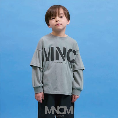 ■デザイン 袖がレイヤード風になったビッグTシャツです。 フロントのぷっくりとしたプリントもインパクト大でかっこいい！ こなれたおしゃれが叶う1枚。 ■素材 何度洗濯してもへたらず、綿本来の持つ柔らかい風合いを持たせたエアタンブラー加工をほ...