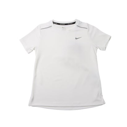 Nike Dri-FITテクノロジーが、肌から汗を逃がしてすばやく蒸発させ、さらりと快適な状態をキープ。肩のラインと胸元のロゴがアクセントになり、スポーティーな印象を与えます。シンプルだからこそ着回しやすく、トレーニングからデイリーユースま...