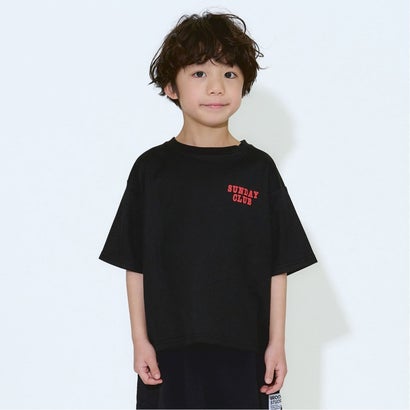 ■デザイン汗ばむ季節にうれしい吸水速乾機能付き素材の半袖Tシャツです。オーバーサイズシルエットがこなれ感がありオシャレ。フロントはシンプルに、バックプリントが目をひくデザインです。■素材マルチファンクション素材のメッシュ生地です。程よい肉感...