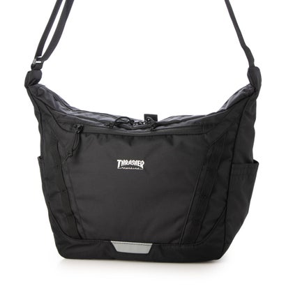 THRASHER（スラッシャー）の機能的なショルダーバッグ。シックなブラック地にブランドロゴ入りのゴールドタグがアクセントになっています。フロントや内側にポケットを備えており、小物類を整理して収納可能。コンパクトながらも程よいマチがあり、お...