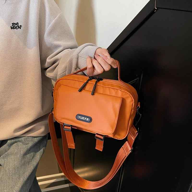 鞄 男性用 女性用 レトロ 斜め掛け 小型 カジュアル 学生 スマホポーチ 万能 軽量 コンパクト 普段使い 通勤用・カラー展開: 黒.銀.オレンジ・スタイル: 小方包.都市シンプル・主な素材: 皮膜・内側素材: ポリエステル・形状: 横型...