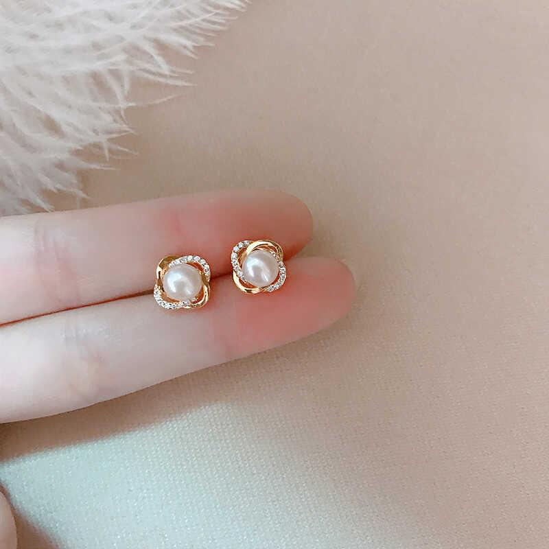 イヤークリップ パール ピアス フランス風 シンプル 洗練 通勤用 普段使い 小型 精巧 シルバー 軽量