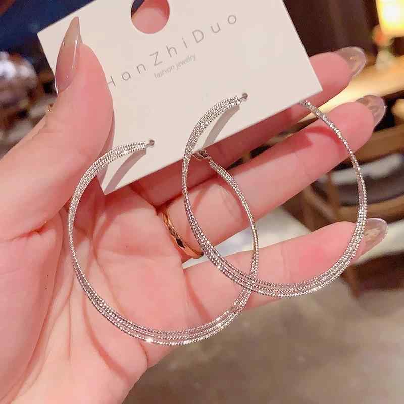 イヤリング S925シルバー 個性 大きい輪 クールスタイル 円形 ピアス 耳飾り 普段使い 銀針・カテゴリ: 耳飾り・素材: 亜鉛合金・: 幾何学型・加工: 電メッキ・サイズ展開: 4cm,5cm・カラー展開: 銀色,金色・要素: 円形・...