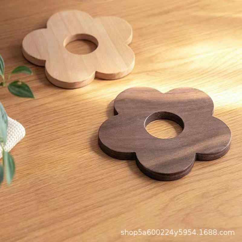 テーブルマット コースター 木 花形 防熱 厚手 かわいい キッチン用品 テーブル用 食器用 高級感 木製・素材: 木質・柄: 無地・形状: 不規則形・スタイル: 北欧・サイズ: 直径15cm厚さ1cm・カラー展開: ブナ材直径15cm.黒...
