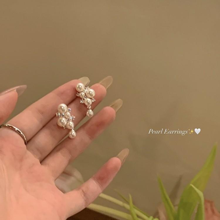 耳飾り レディース フランス風 復古 スタイル パール イヤリング 小ぶり 葡萄 串 通勤用 オフィス用 ライトラグジュアリー 高級感 エレガント シルバー調 華やか シンプル ・素材: 銀針・形状: 幾何型・加工方法: 電鍍・カラー: メ...