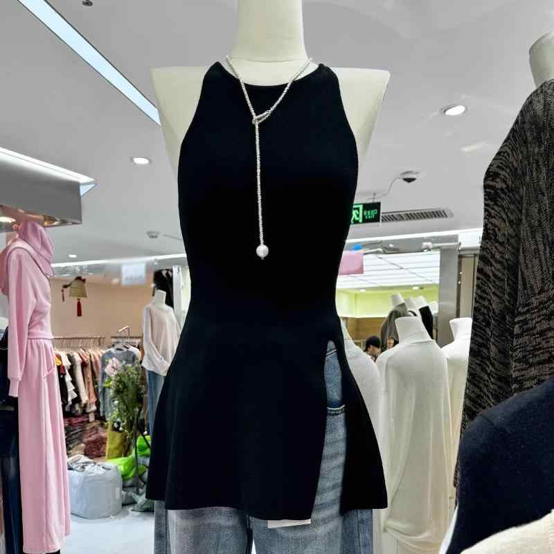 キャミソール レディース 夏 無袖 丸首 ニット ブラック 不規則スリット 体型カバー カジュアル トップス 普段使い 軽量 伸縮性 吸湿速乾・カテゴリ: ブラトップ・シルエット: スリムフィット・着丈: 普通・柄: 無地・素材: ニット・...