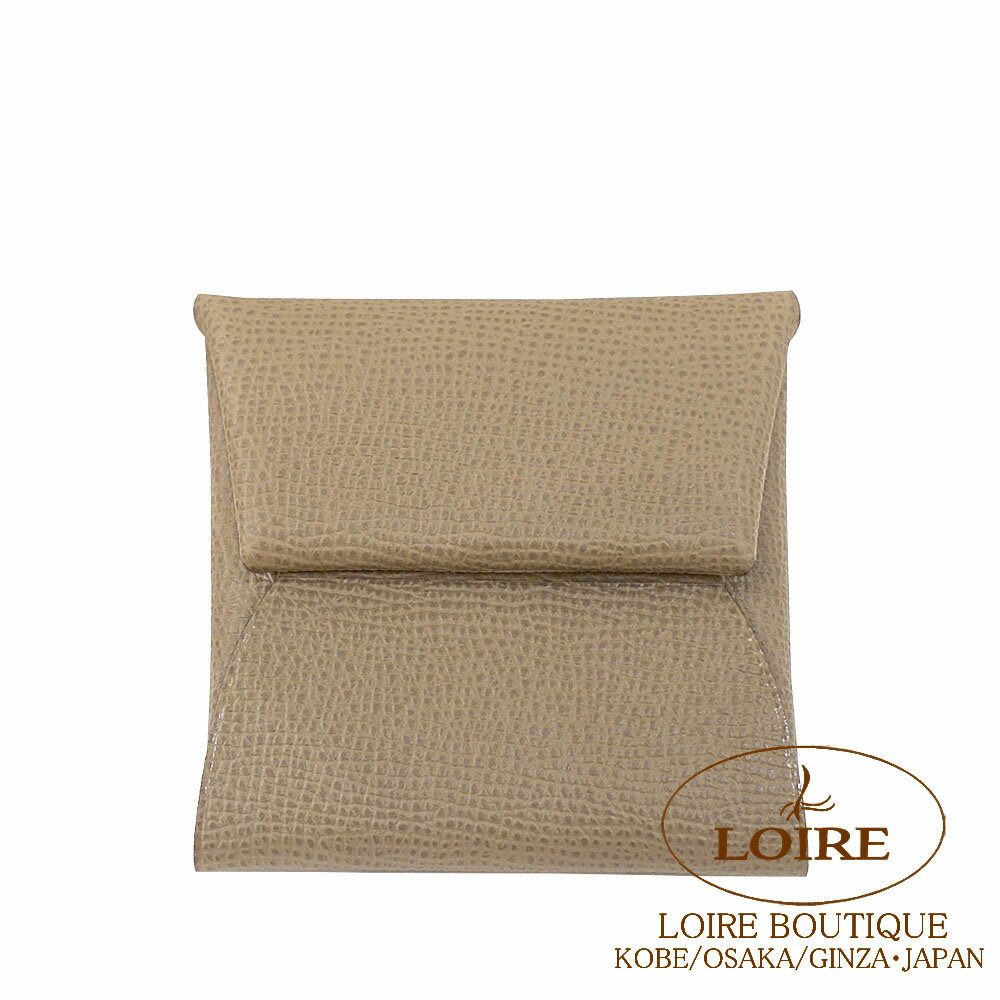 商品名 バスティアコインケース サイズ W8.5cm×H8cm 色 エトゥープ 素材 エプソン 金具 シルバー 刻印 W 付属品 箱、リボン ※当店は国内未入荷や入手困難な希少アイテムから定番人気商品など、　新品のみを多数取り揃えております...