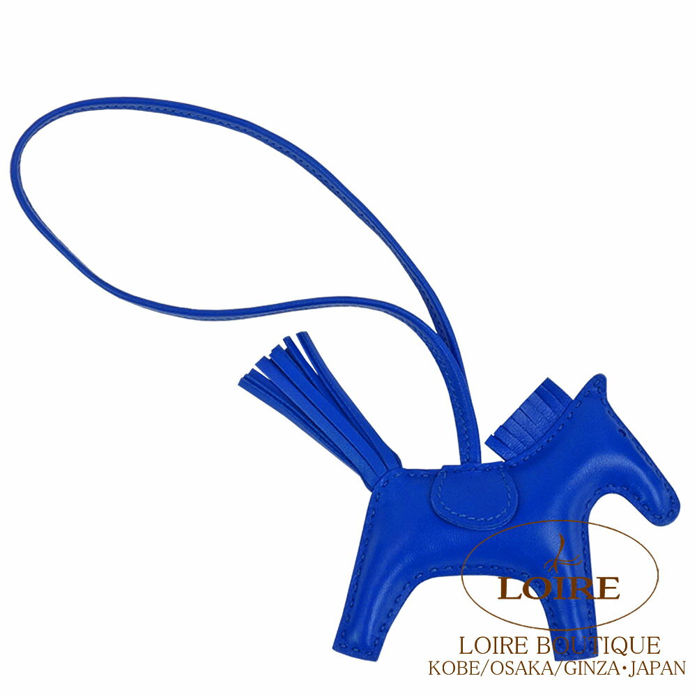 商品名 ロデオPMチャーム サイズ W約9cm(尻尾約4.5cm含まず)×H約7.5cm 色 ブルーフランス 素材 アニオン×コットン 付属品 箱、リボン ※当店は国内未入荷や入手困難な希少アイテムから定番人気商品など、　新品のみを多数取り...