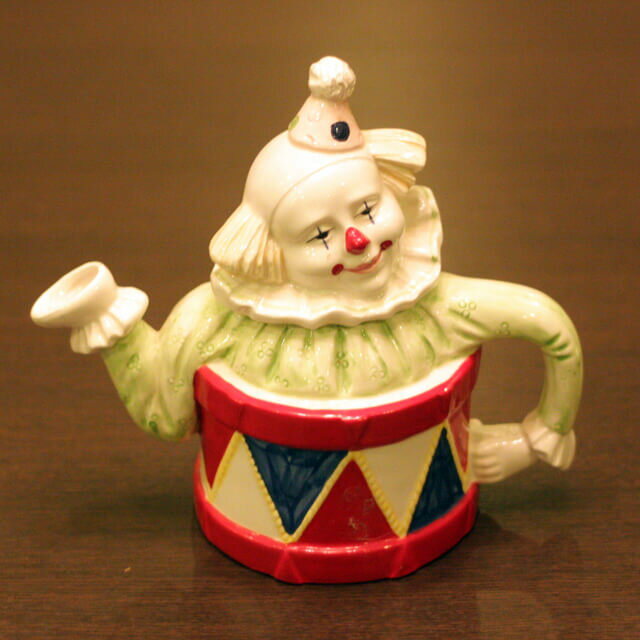 【状態】中古品 【仕様】 　材質：陶器 　サイズ：幅約200mm×高さ約190mm 【付属品】 　なしクラウンティーポット ￥8,000　(税別) ※各画像をクリックすると拡大します