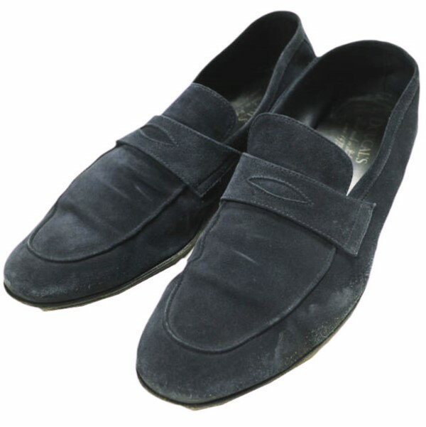 DOUCAL'Sの イタリア製 スエードペニーローファーです。無駄のない綺麗なフォルムのペニーローファー。 上質でマットなスエード素材を使用。 シックな雰囲気で、世代を問わず、楽しめる大人なデザインに仕上がっています。 フォルムはいたってシ...