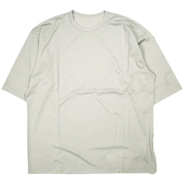 un/unbientの25SS 日本製 HALF SLEEVE T(UNCU15-B)です。表側に滑らかな風合いの梳毛ウール、肌に触れる裏側に清涼感のあるポリエステルが分かれて現れる様に設計したプレーティング天竺を使用。 首元は耐久性の高い...