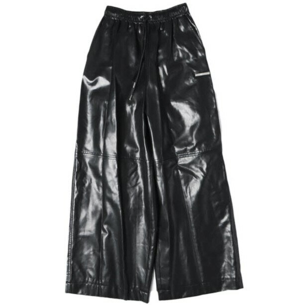 PRANK PROJECTの23AW Synthetic Leather Voluminous Wide Pants(31232465204)です。●Style 薄くハリ感のあるフェイクレザーを使用。 ボリューム感があるシルエットながらも重...